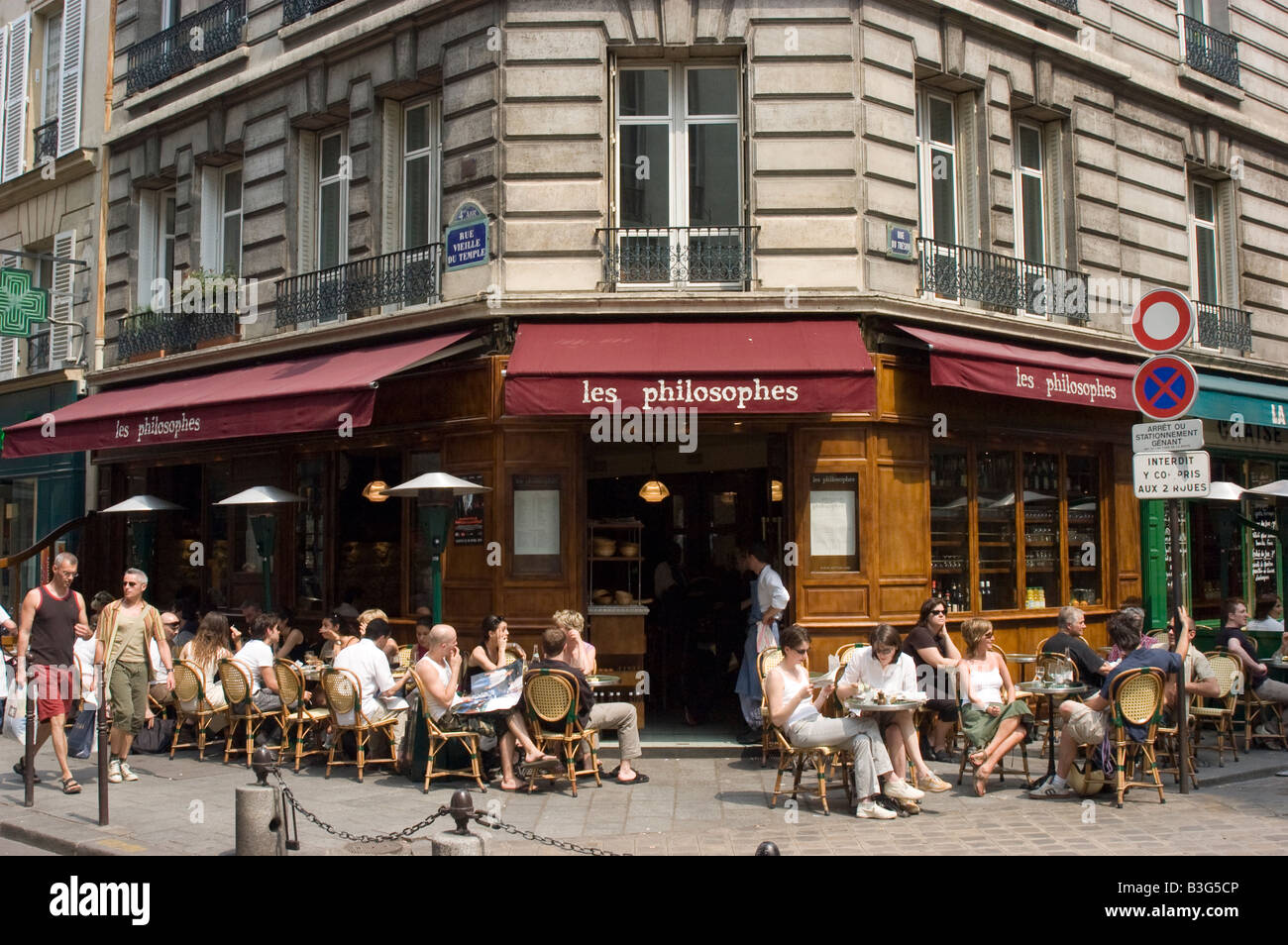 Cafe culture on a Parisian street Stock Photo - Alamy