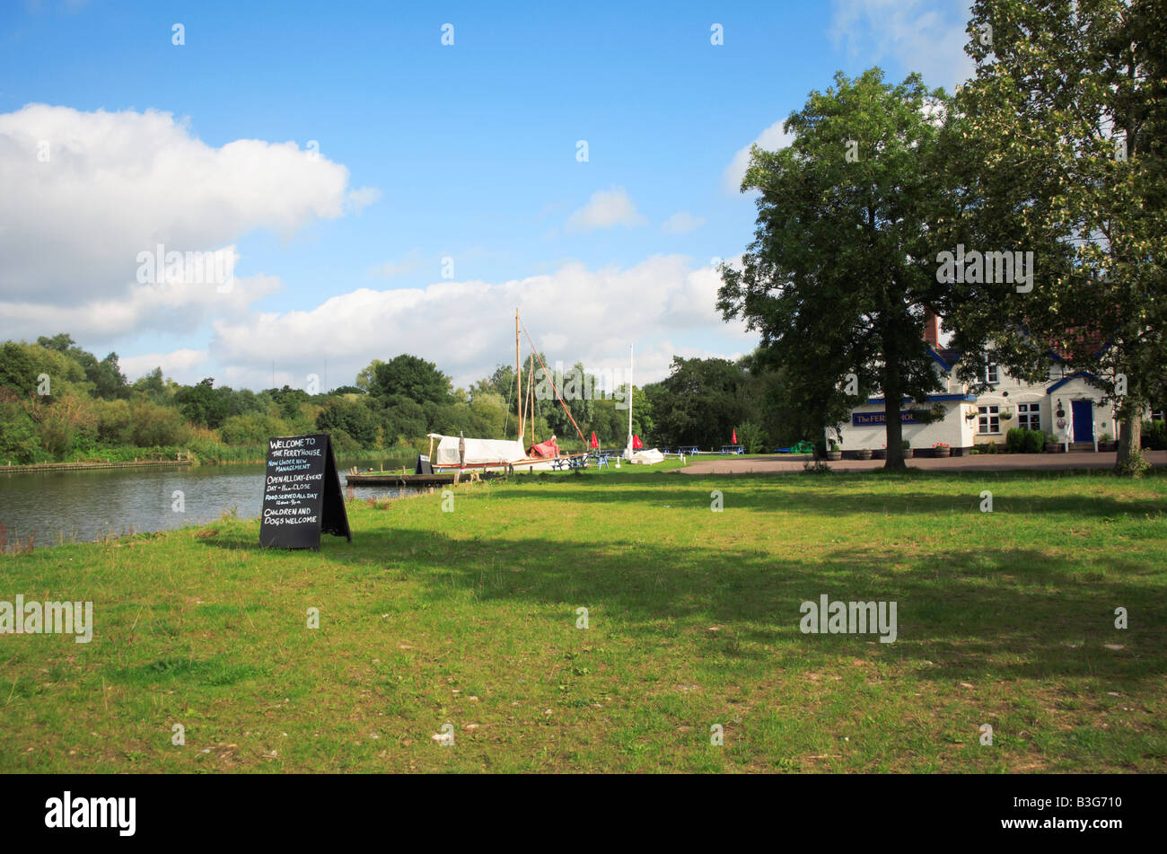 Surlingham Ferry on the River Yare at Surlingham, Norfolk, UK Stock ...