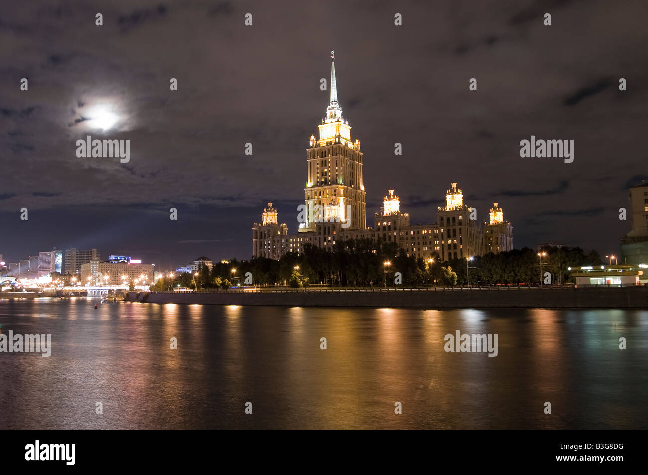 Night view of hotel Ukraina and Moscow river. Russia Stock Photo - Alamy