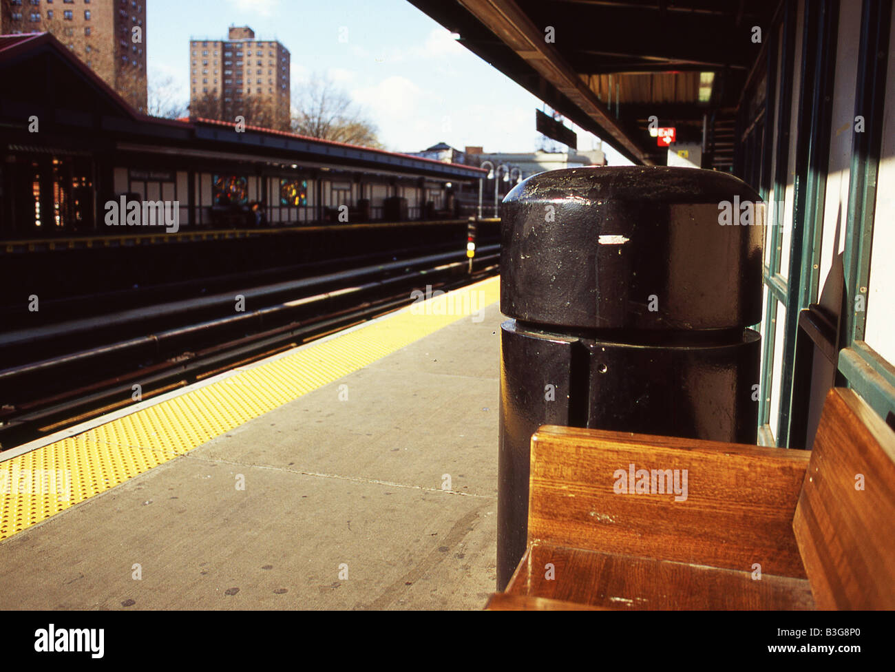 Subway platform in New York City Stock Photo - Alamy