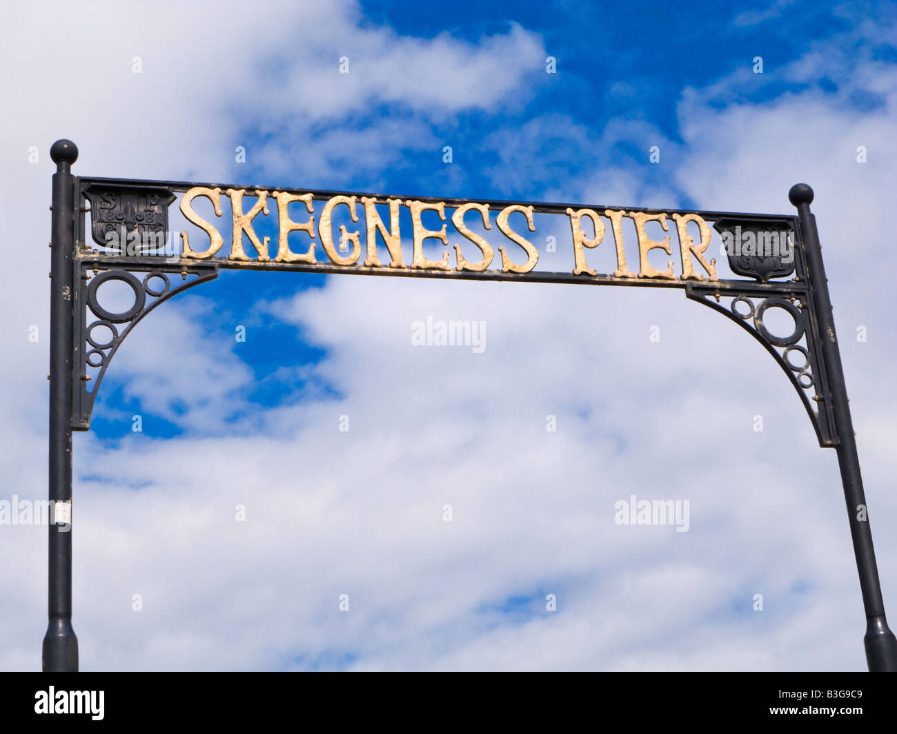 Skegness pier hi-res stock photography and images - Alamy