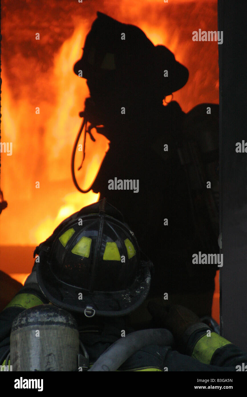 Firemen putting out house fire hi-res stock photography and images - Alamy