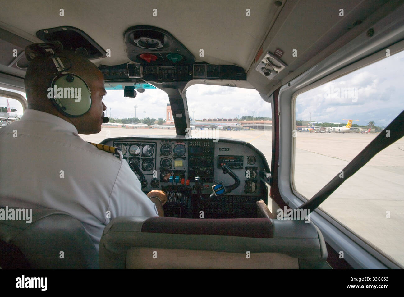 View from aircraft taxiing hi-res stock photography and images - Alamy