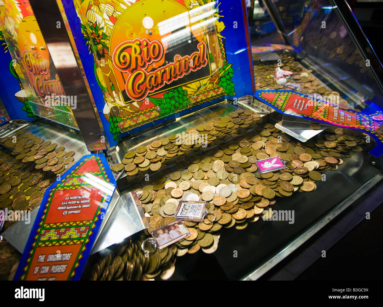 Slot machine in a UK amusement arcade - money waterfall Stock Photo - Alamy