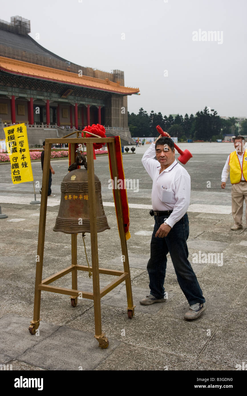 Hammer strike hi-res stock photography and images - Alamy