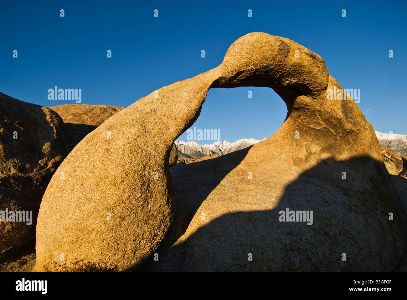 Mobius Arch in the Alabama Hills provides view of Sierra Nevada ...