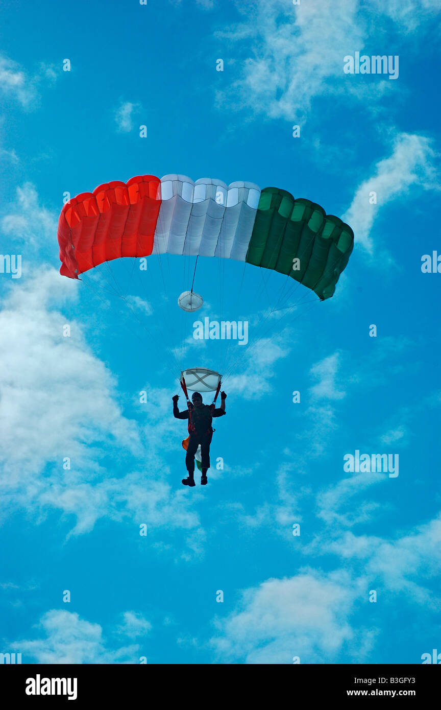 Parachute army hi-res stock photography and images - Alamy