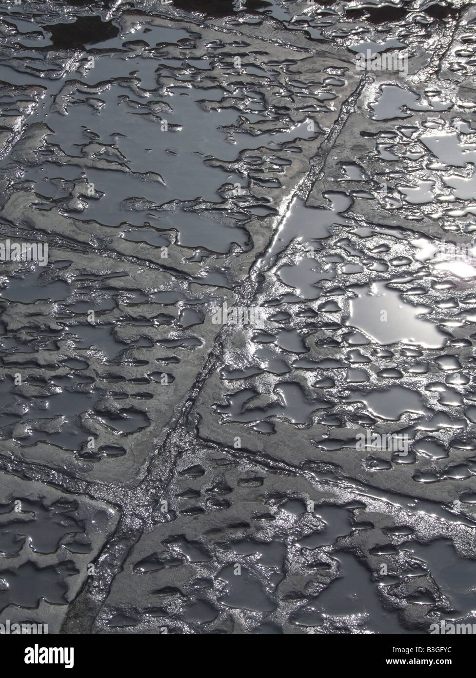 wet pavement sidewalk in city town Stock Photo - Alamy