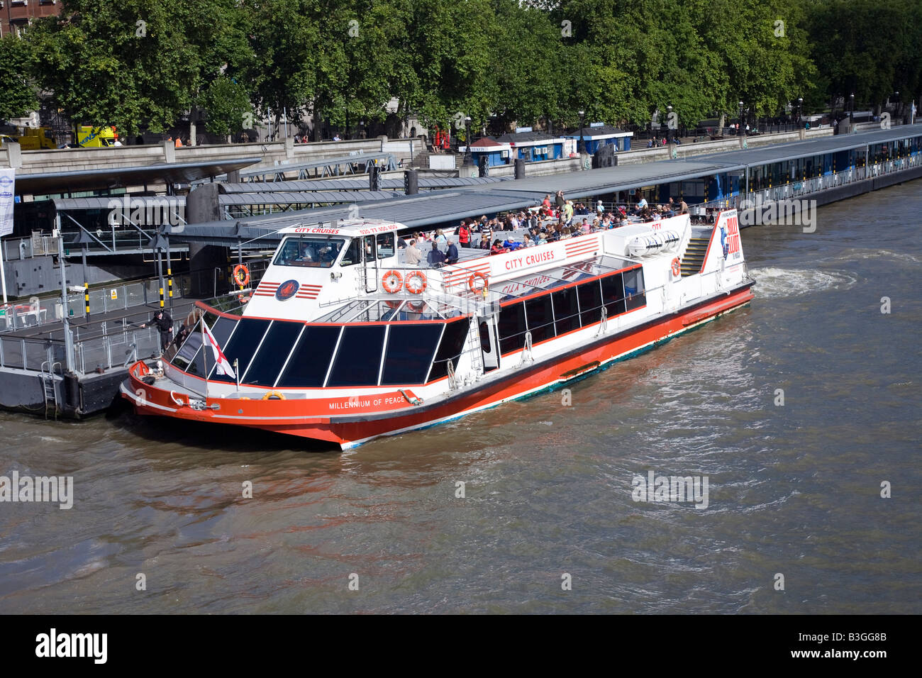 Thames boat cruise hi-res stock photography and images - Alamy