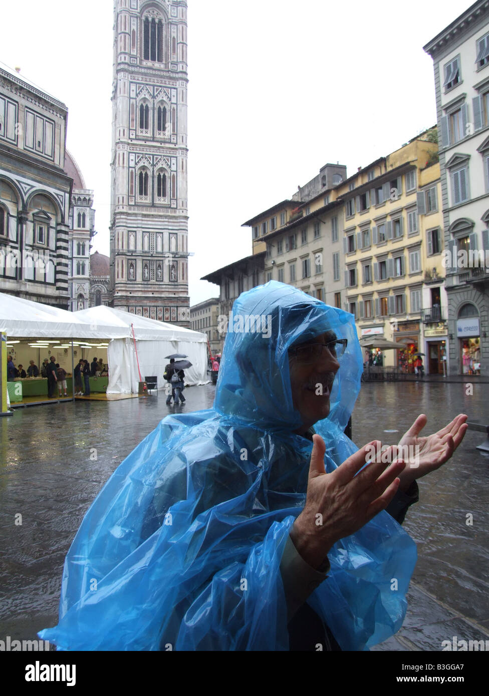 tourists in rain in florence italy Stock Photo - Alamy