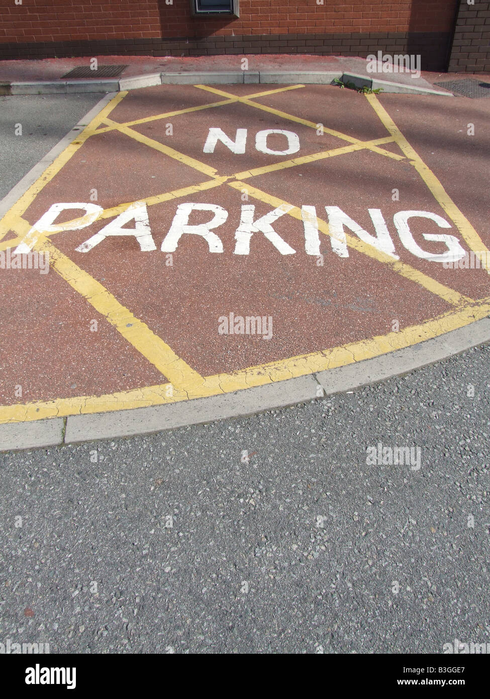detail of empty street road and pavement sidewalk Stock Photo - Alamy