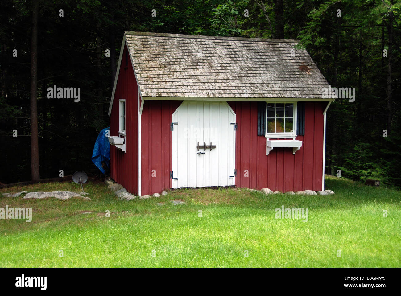 Red storage shed hi-res stock photography and images - Alamy