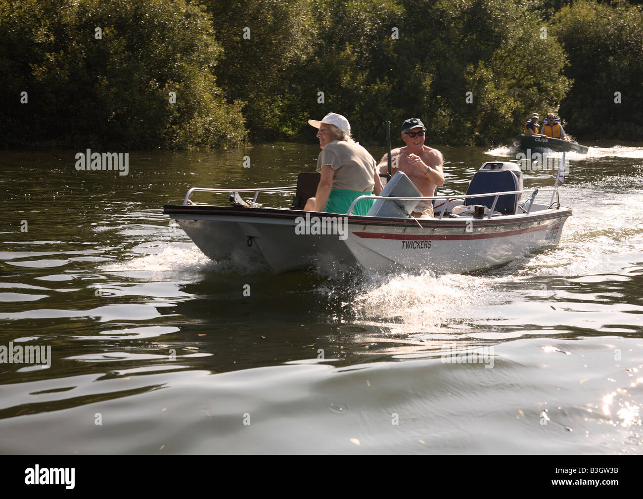 Boating on the thames hi-res stock photography and images - Alamy