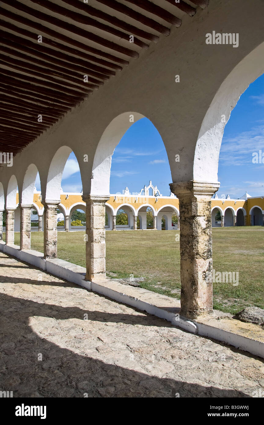 The outer wall of Izamal Monastery, Mexico Stock Photo - Alamy