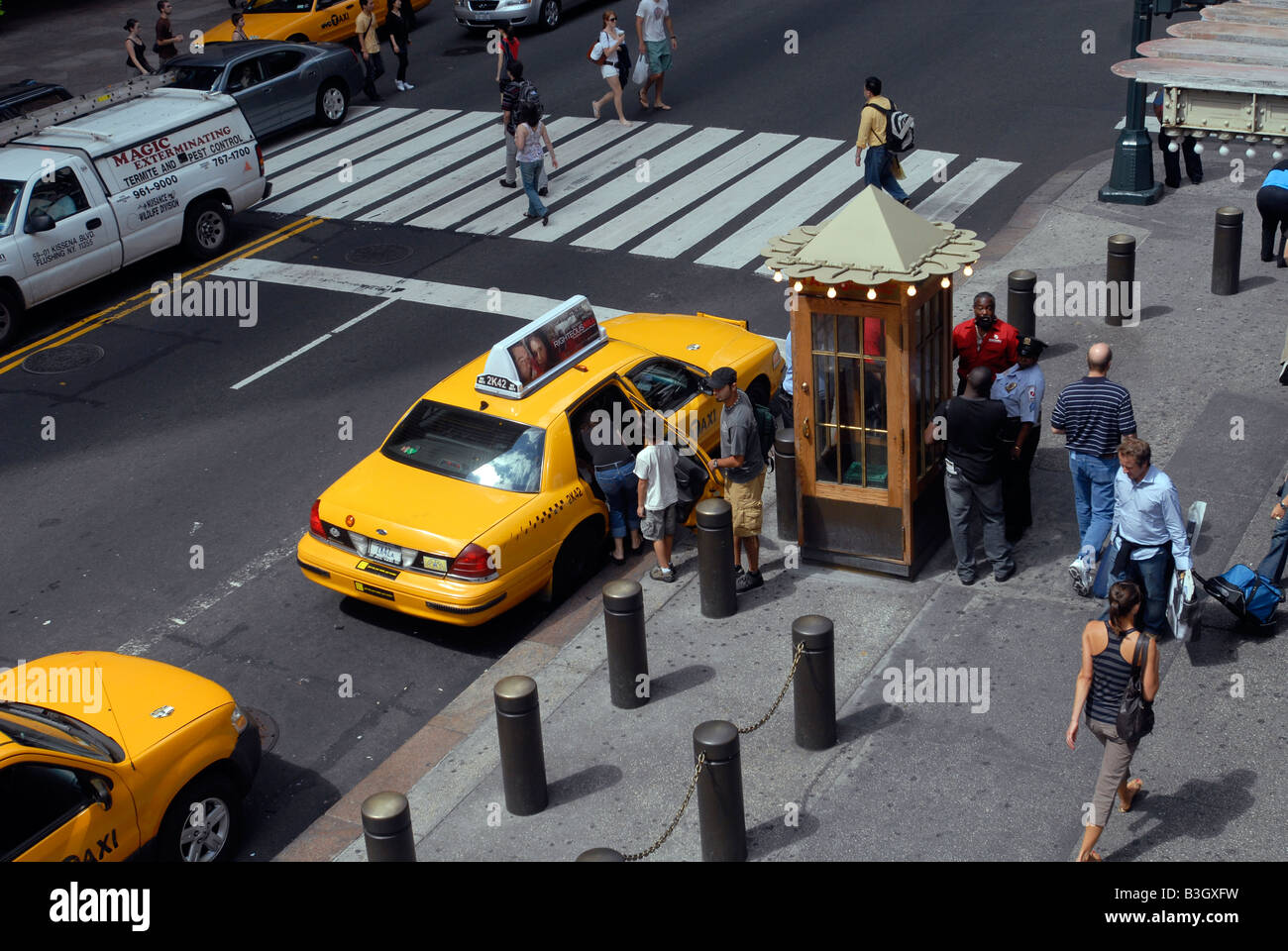 Queue yellow taxi cabs hi-res stock photography and images - Alamy