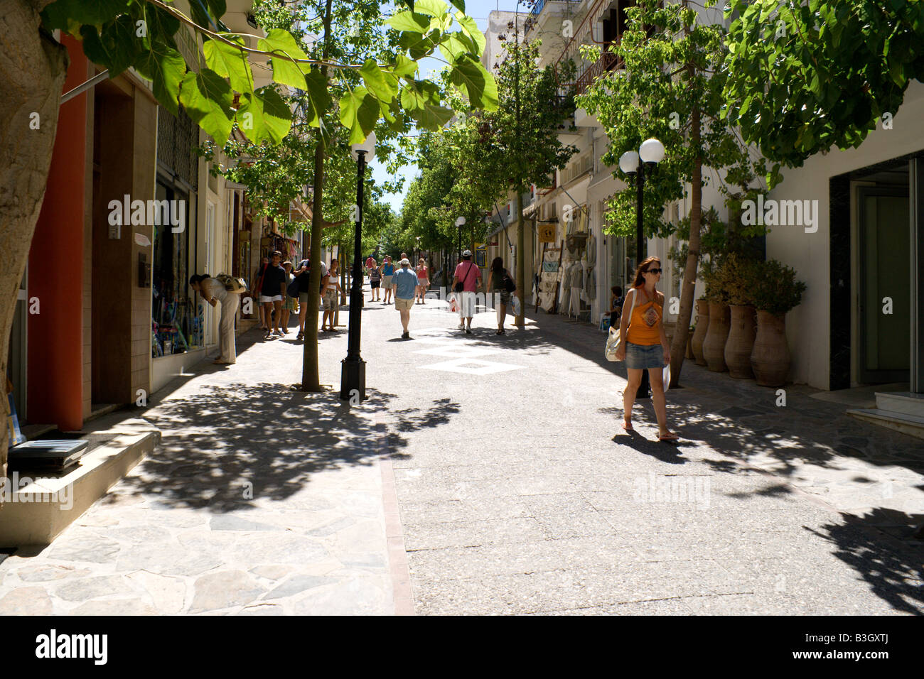 tourists and street scene aghios nikolaos crete greece Stock Photo - Alamy