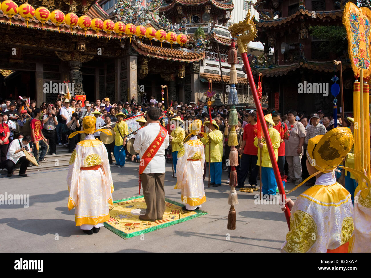 Crowds of devout pilgrims at the Matsu Mazu festival make offerings ...