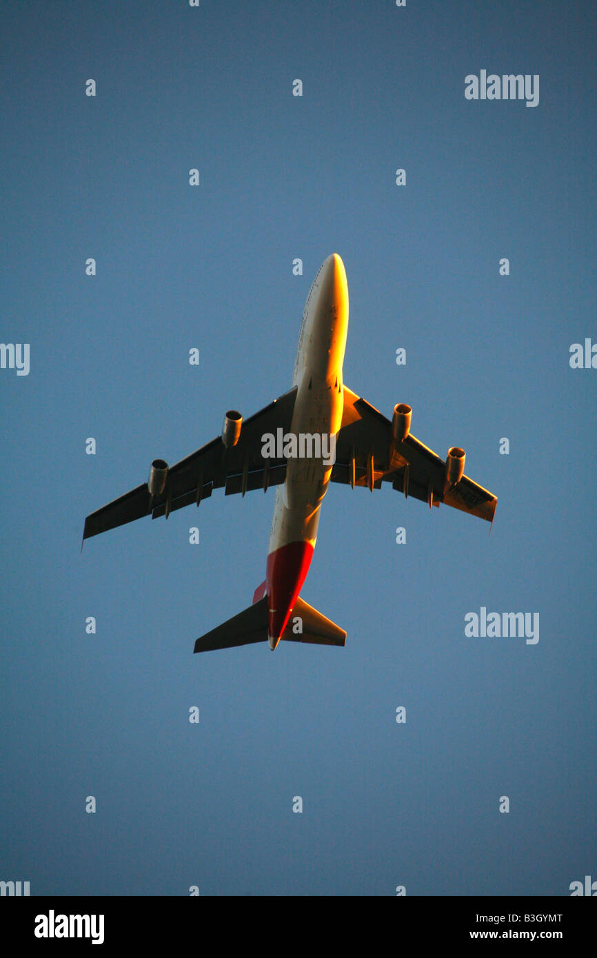 Landing boeing aircraft hi-res stock photography and images - Alamy