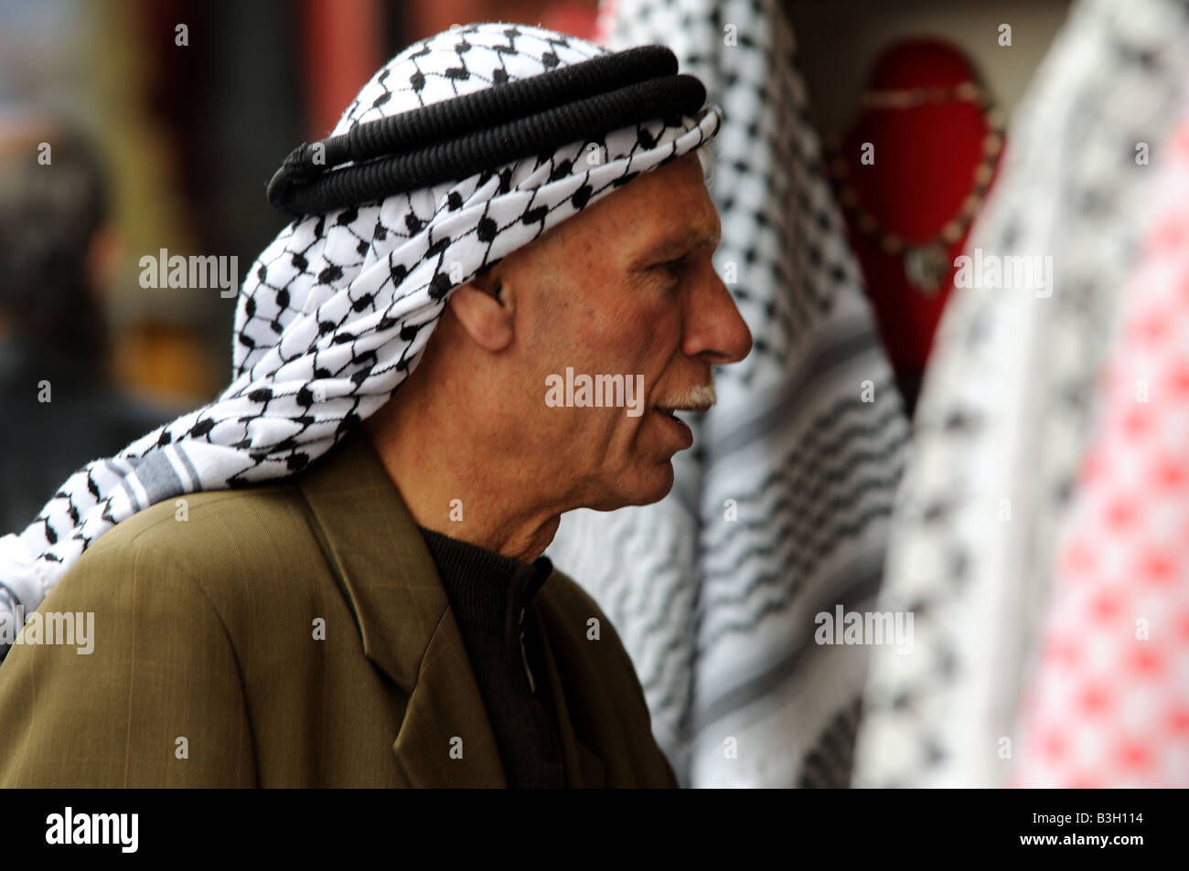 Arab man wearing the traditional Kafia Stock Photo - Alamy