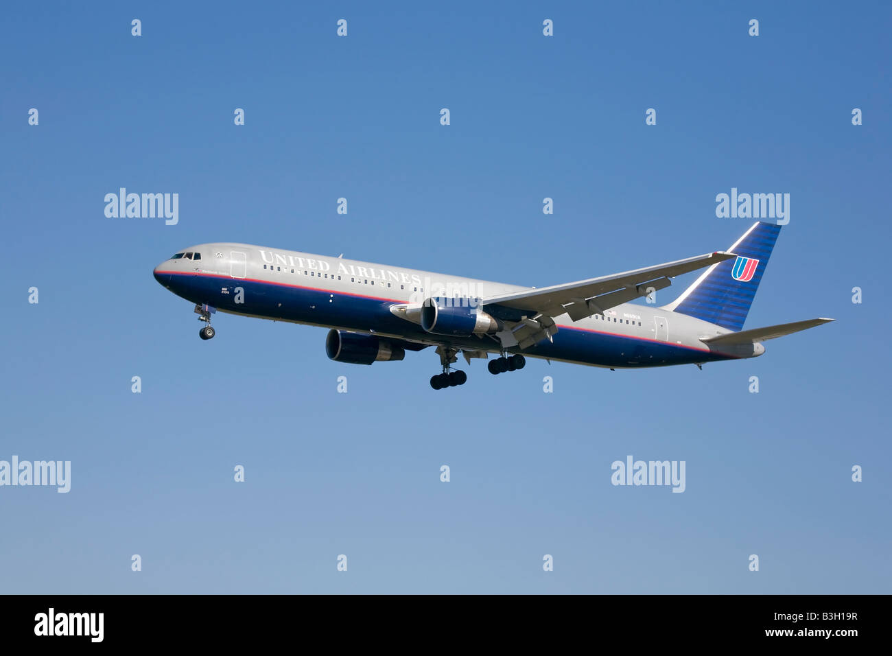 A United Airlines Boeing B767 ETOPS on final approach at Los Angeles ...