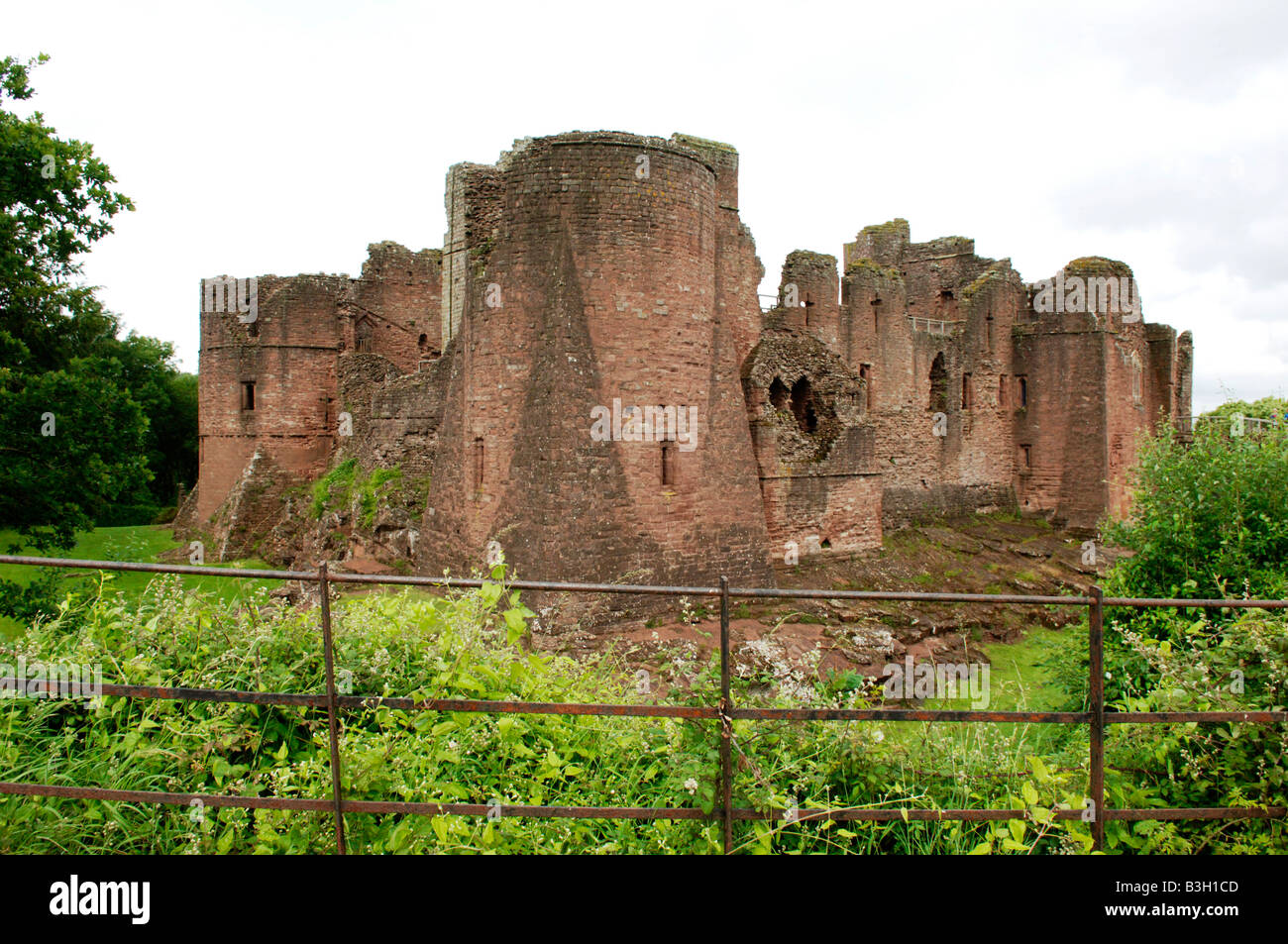 Historic goodrich castle hi-res stock photography and images - Alamy