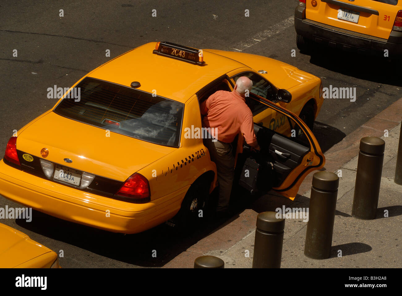 Yellow taxi aerial hi-res stock photography and images - Alamy