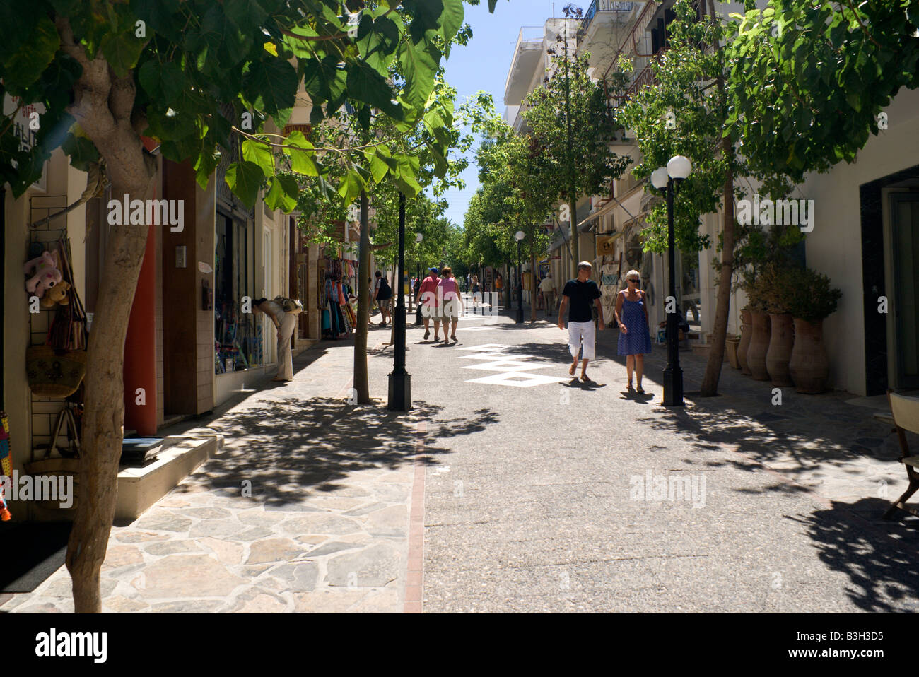 tourists and street scene aghios nikolaos crete greece Stock Photo - Alamy