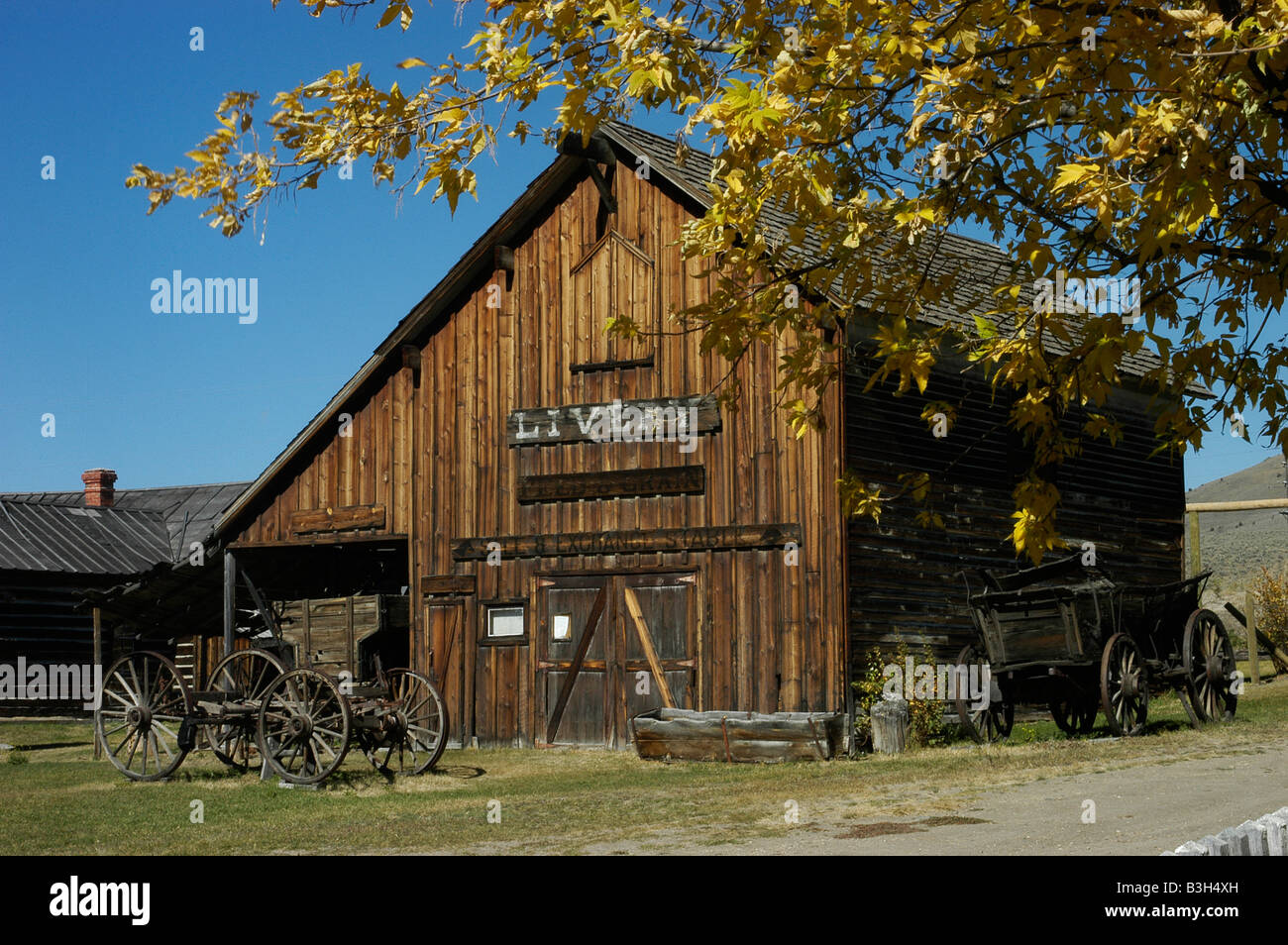 Old farmers barn wagon wooden wheel hi-res stock photography and images ...