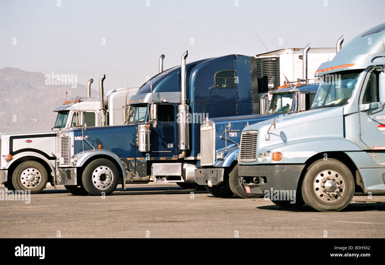 Long lorries and trailers hi-res stock photography and images - Alamy