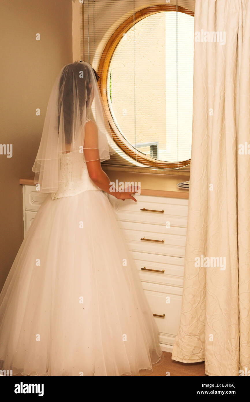 Bride in front of mirror hi-res stock photography and images - Alamy