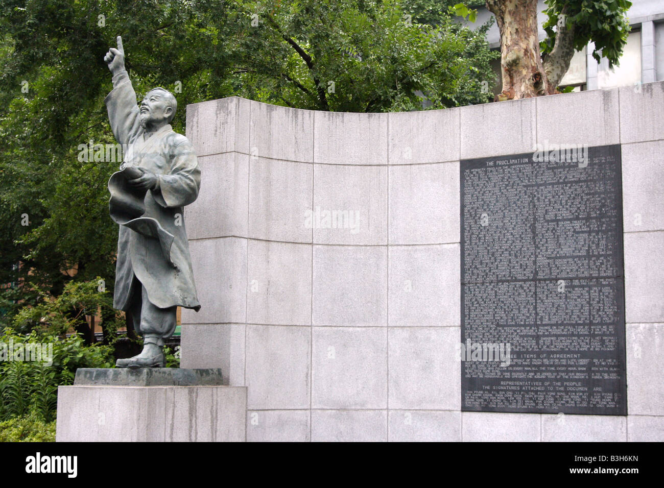 Statue in the Tapgol park and the commemorative plaque with the ...