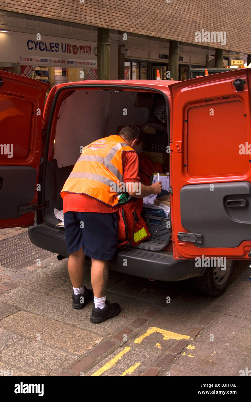 Royal mail van delivering letters hi-res stock photography and images ...