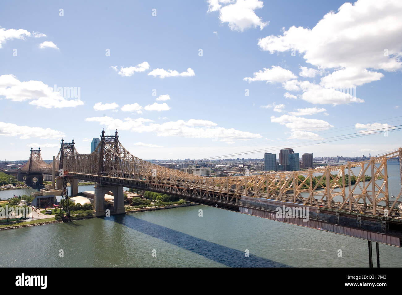 Queensboro bridge over roosevelt island hi-res stock photography and ...