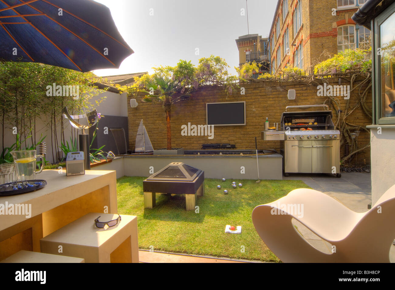 Outdoor bbq furniture hi-res stock photography and images - Alamy