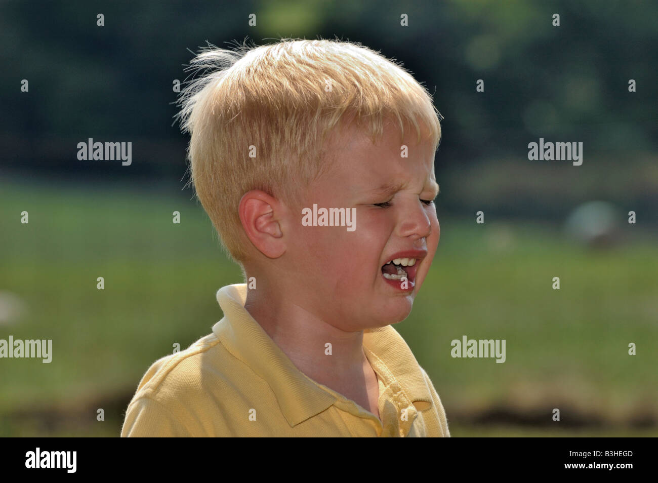 Young boy crying Stock Photo - Alamy