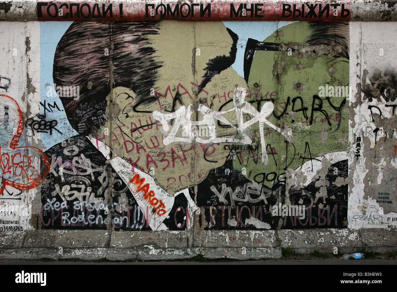 Leonid Brezhnev and Erich Honecker s kiss pictured on the Berlin Wall ...