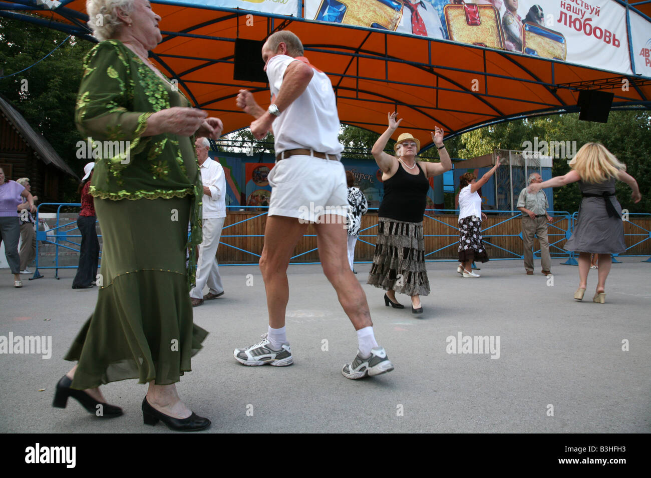 Elderly Russian people dancing outside in the Central Park in ...