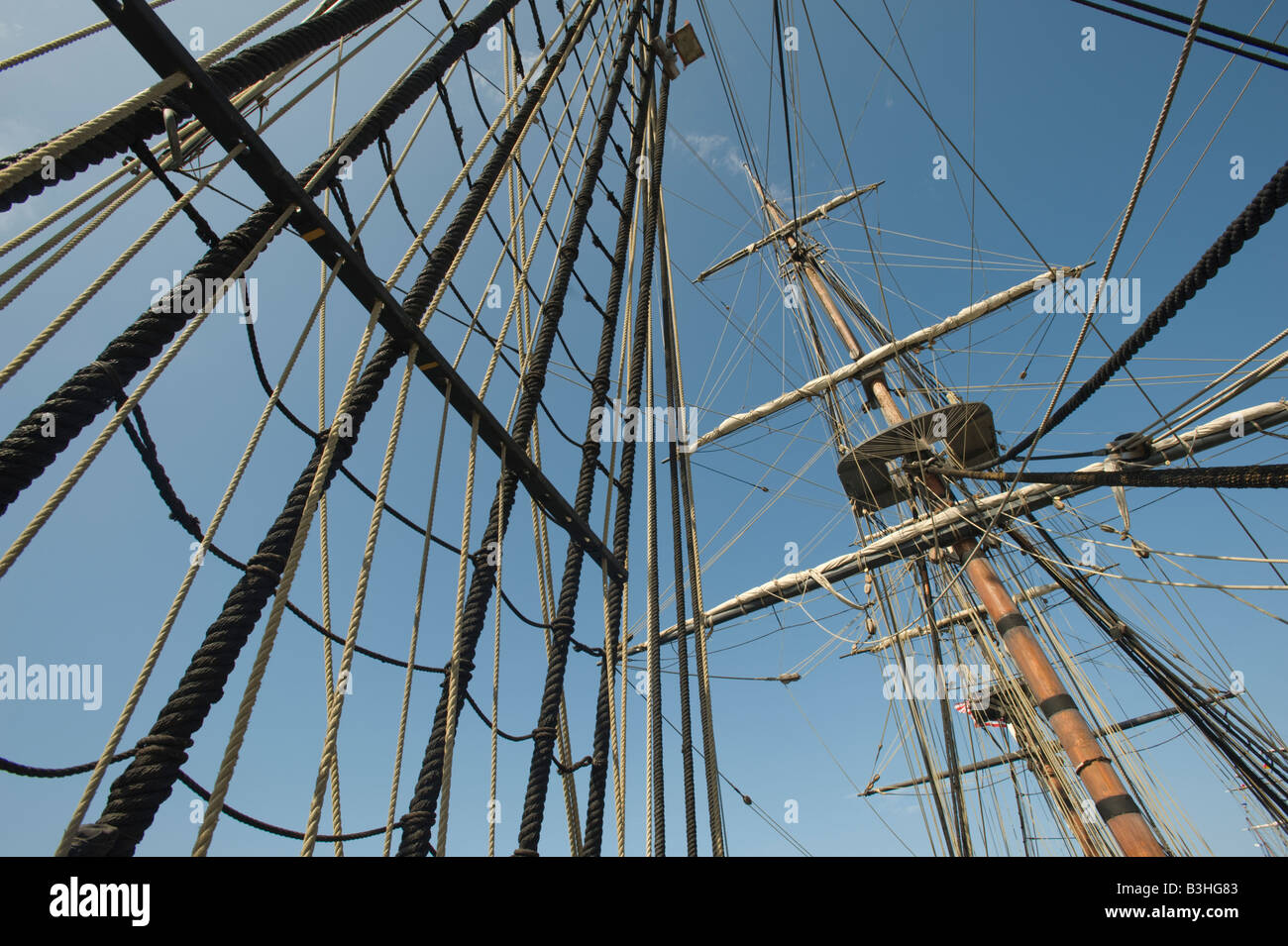Old sailing ship rigging hi-res stock photography and images - Alamy