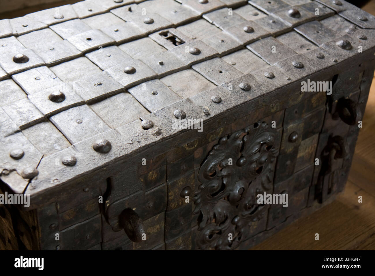 old metal chest Stock Photo - Alamy