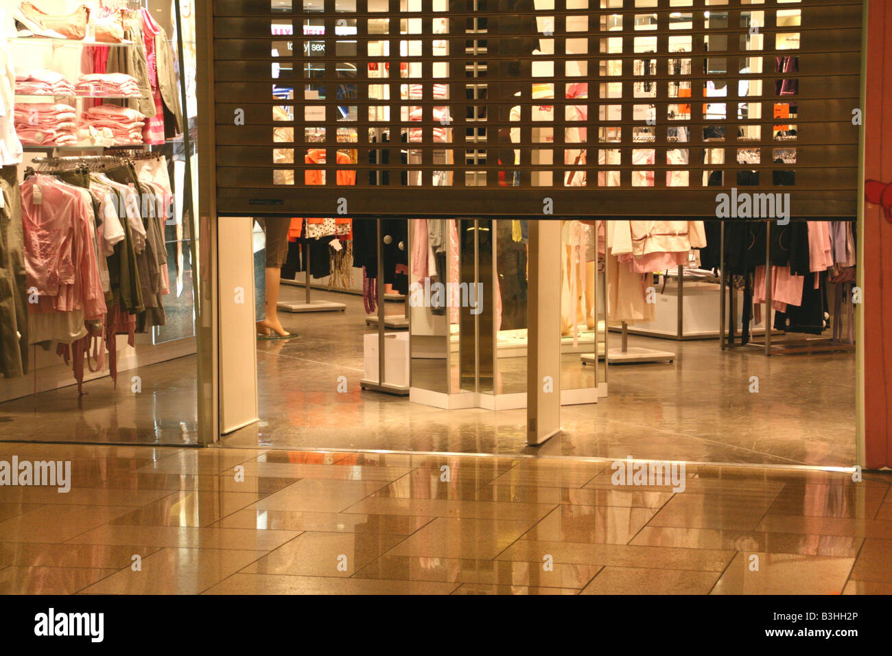 Business premises shutter hi-res stock photography and images - Alamy