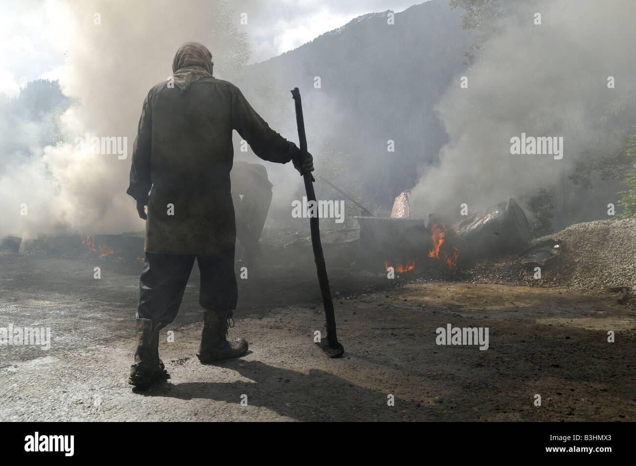 Road workers preparing tar in India Stock Photo - Alamy