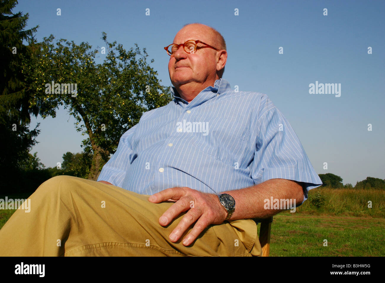 an elderly man in the countryside Stock Photo - Alamy