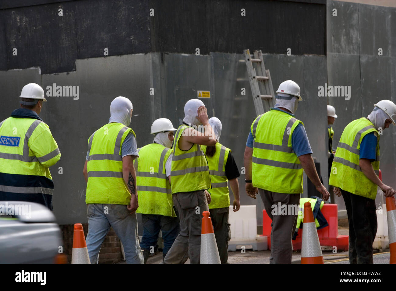 Masked workers hi-res stock photography and images - Alamy