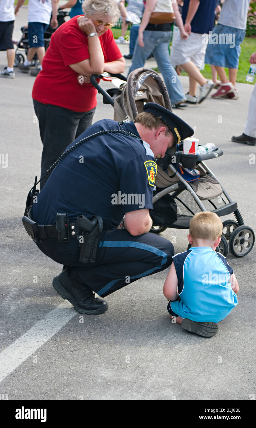 Policeman talking to boy hi-res stock photography and images - Alamy