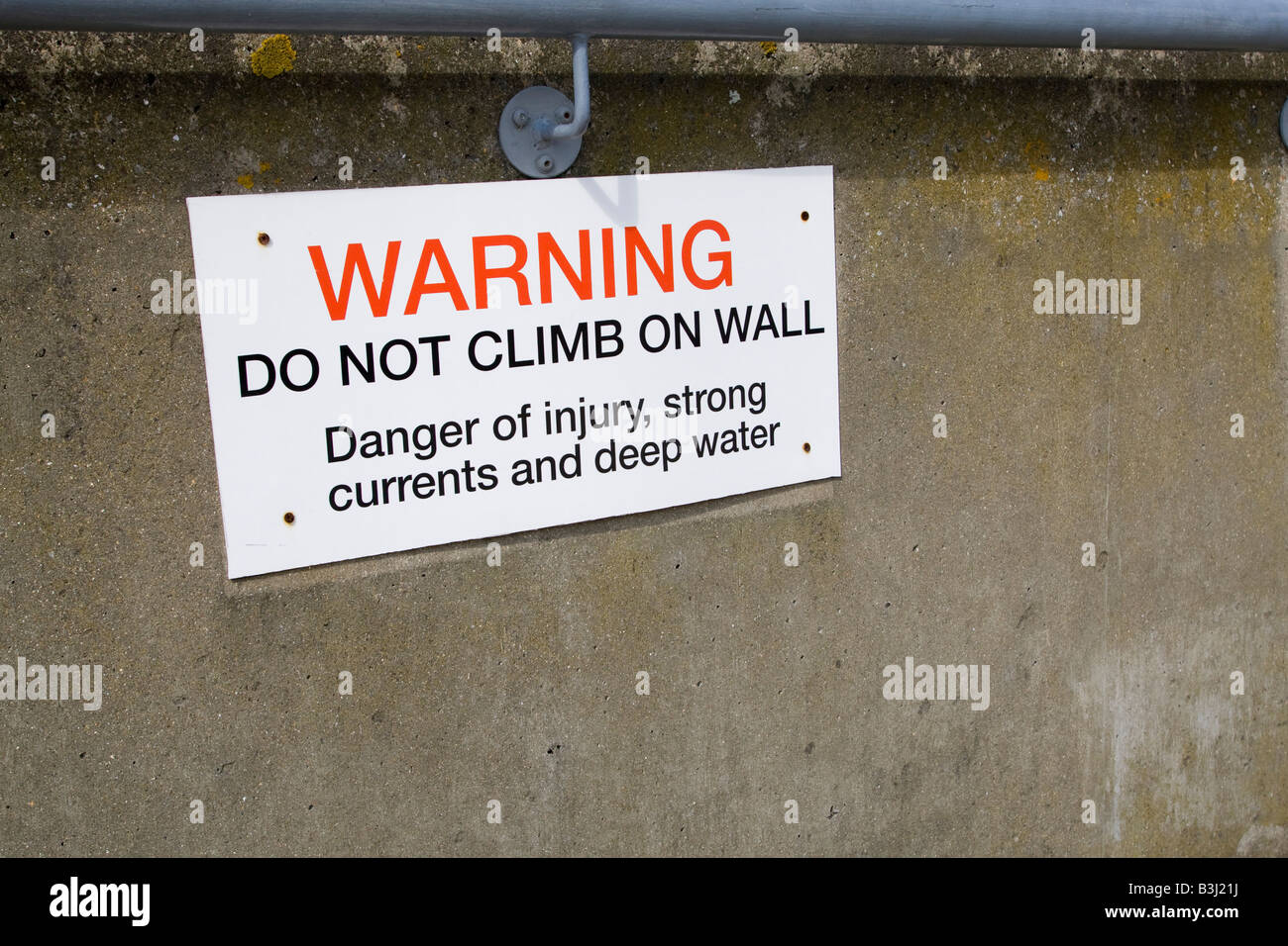 Warning sign, Do not Climb on Wall Stock Photo - Alamy
