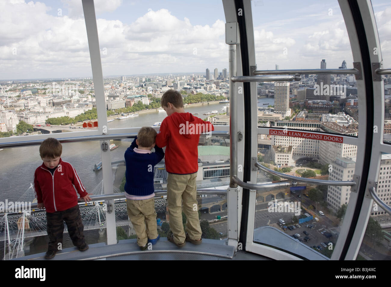 135 metres (443 ft) above central London passengers enjoy panoramic ...
