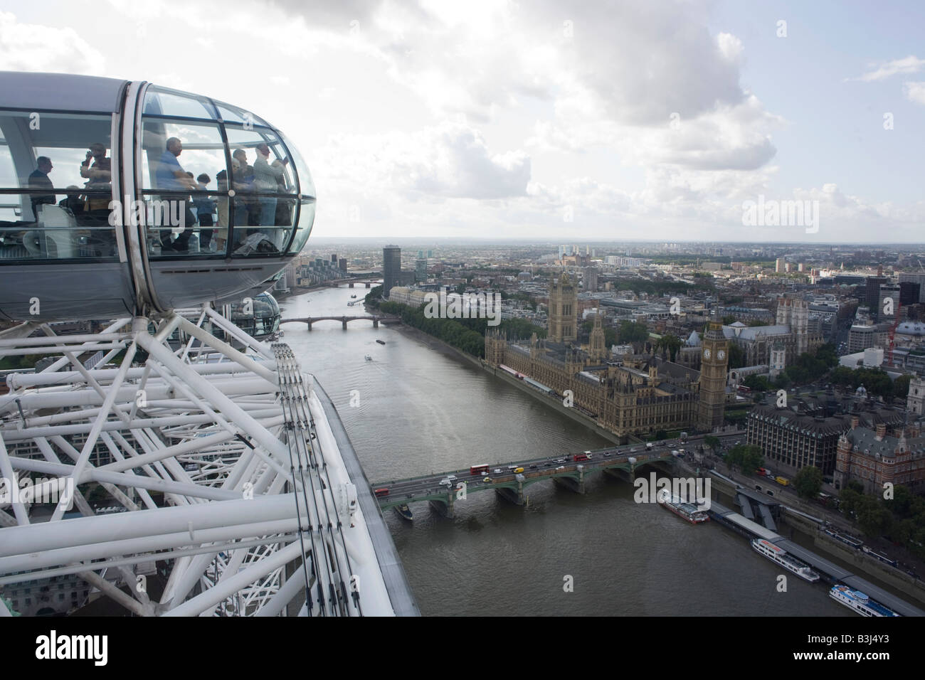 135 metres (443 ft) above central London passengers enjoy panoramic ...