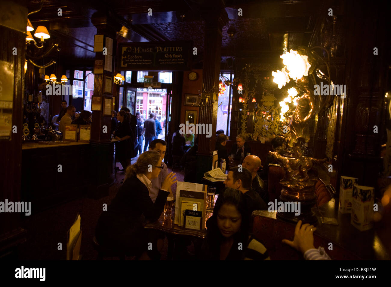 Old victorian pub interior hi-res stock photography and images - Alamy