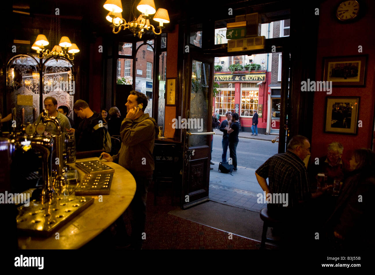 Pub uk interior hi-res stock photography and images - Alamy