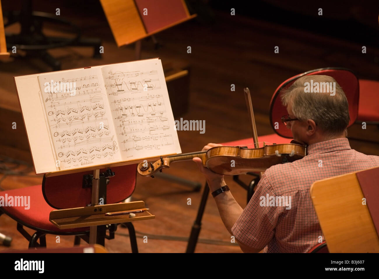 Violinist Orchestra Stock Photos & Violinist Orchestra Stock Images - Alamy